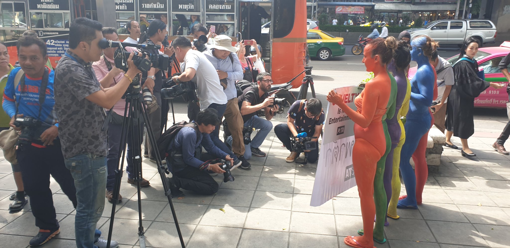 PHOTOS: Colorful PETA Protesters Call For Boycott of the Pata Zoo ...